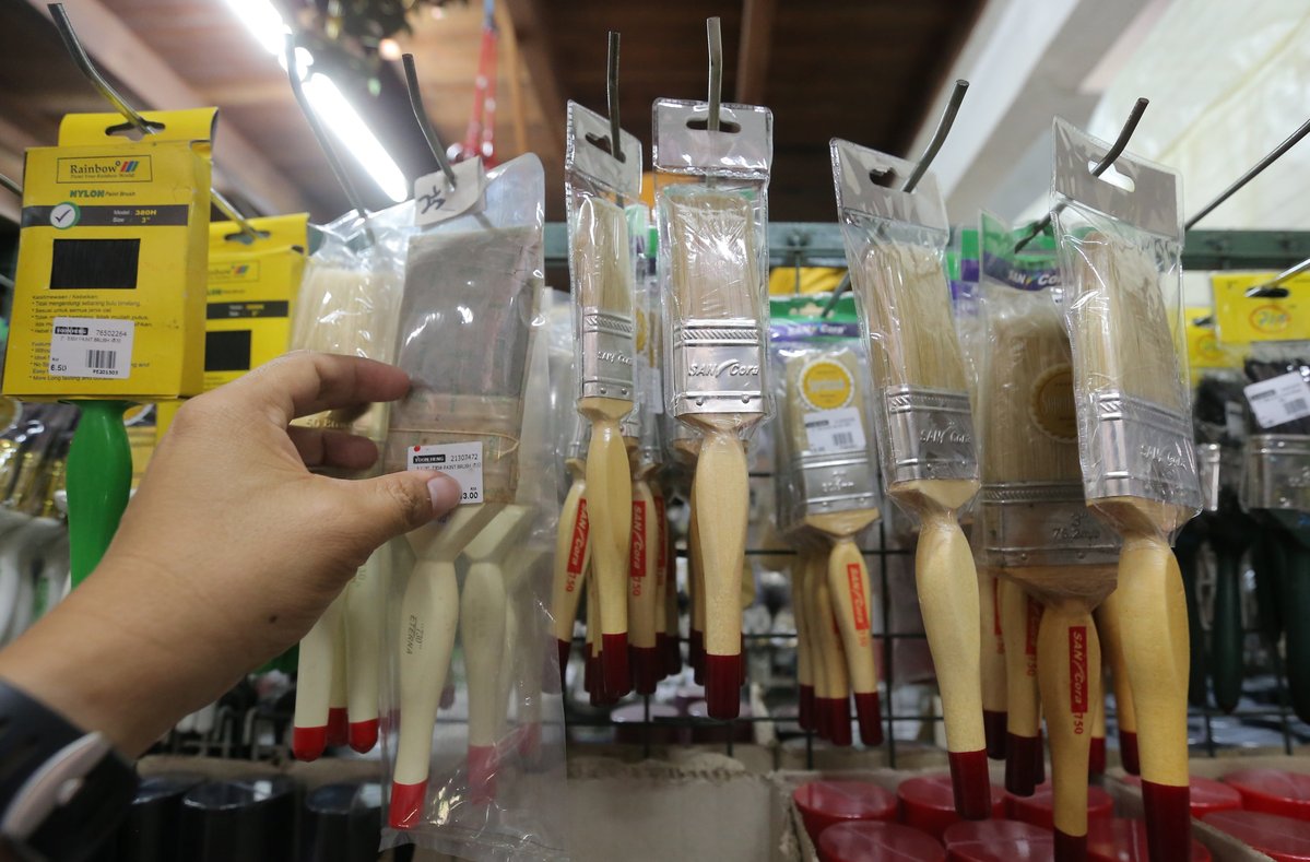 Minister instructs his officers to stop pig-bristle brush raids. He ...